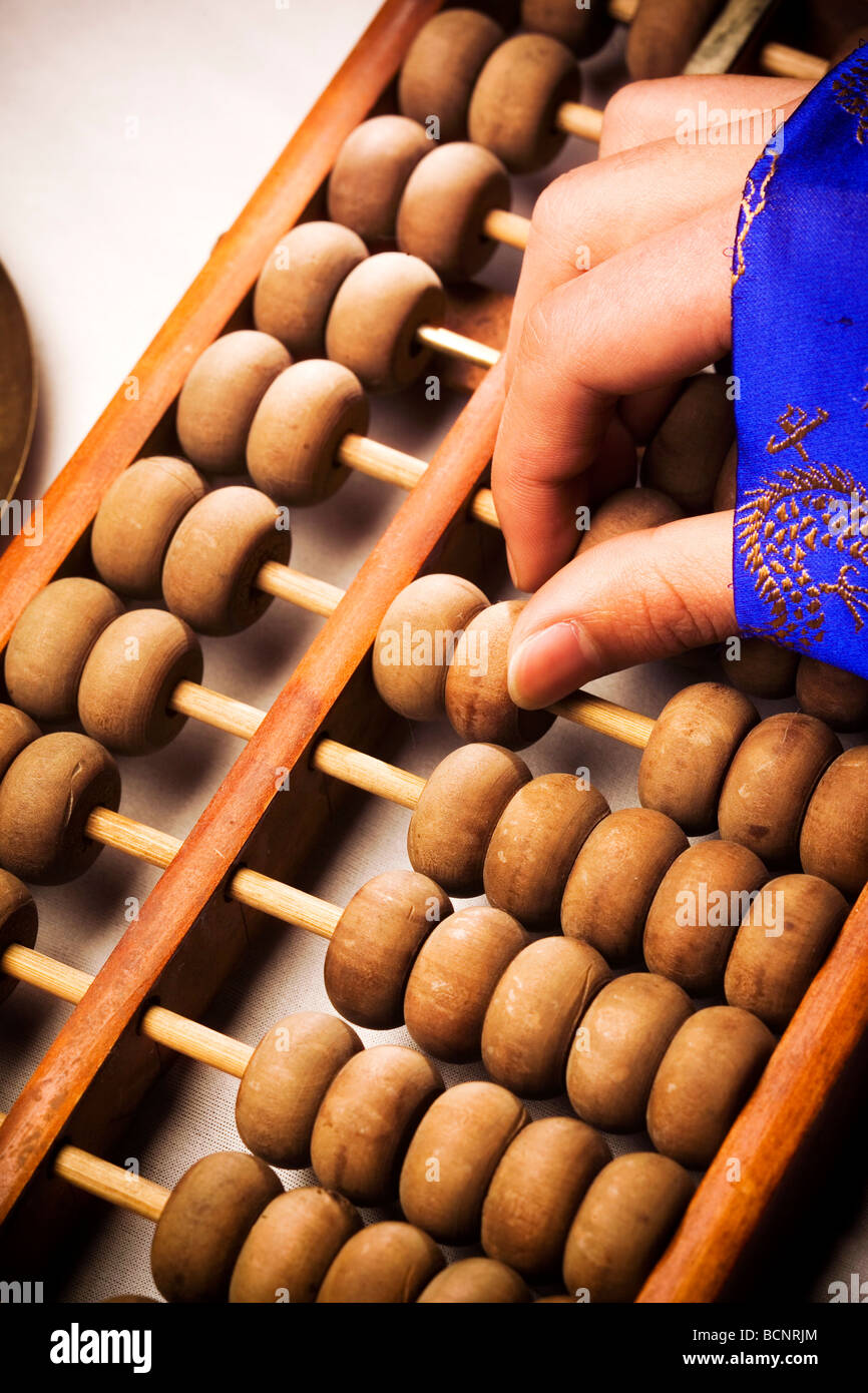 Man using Chinese traditional calculator abacus Stock Photo - Alamy