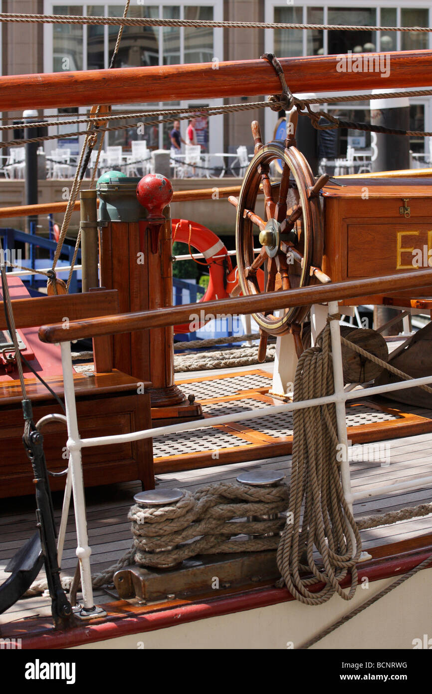 Mooring lines hi-res stock photography and images - Alamy