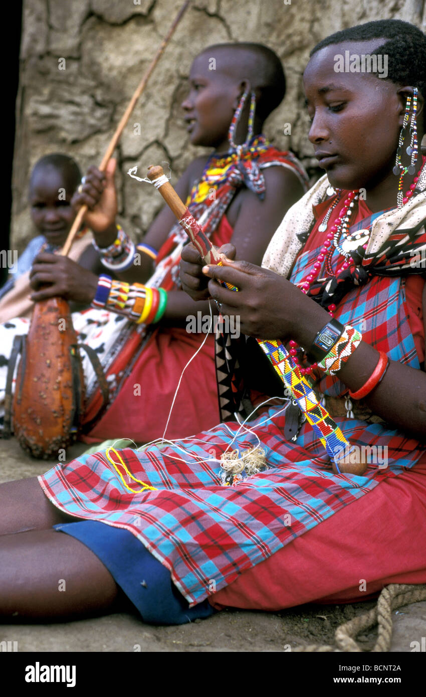 maasai women making jewellery masai mara kenya Stock Photo - Alamy