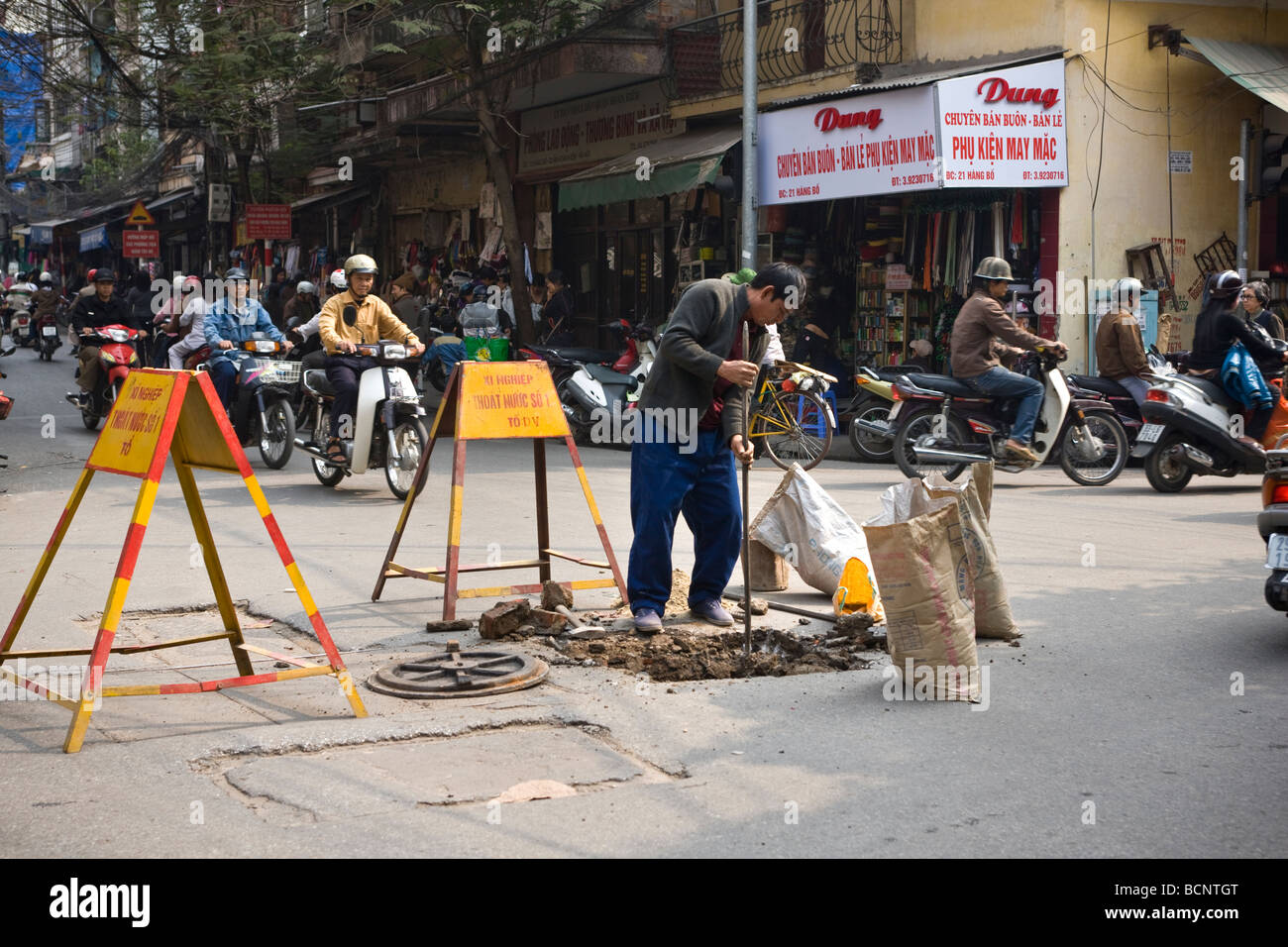 Workman digging road hi-res stock photography and images - Alamy