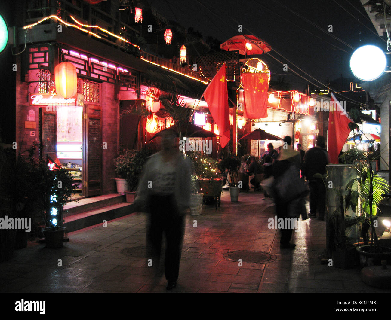 Shops at night hi-res stock photography and images - Alamy
