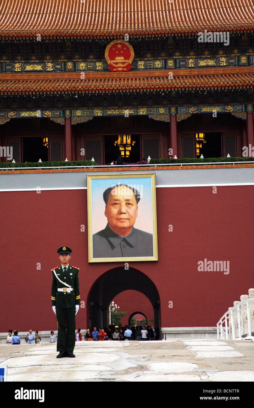 A guard standing before the Tian'anmen Rostrum on the Tian'anmen Square ...