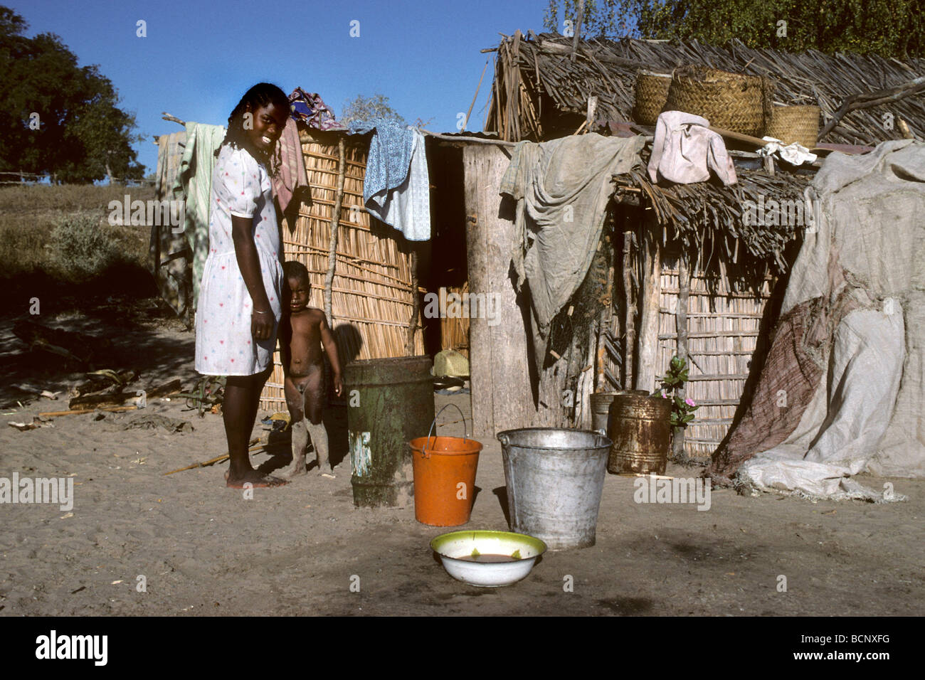 Madagascar indian ocean ifaty girl hi-res stock photography and images ...