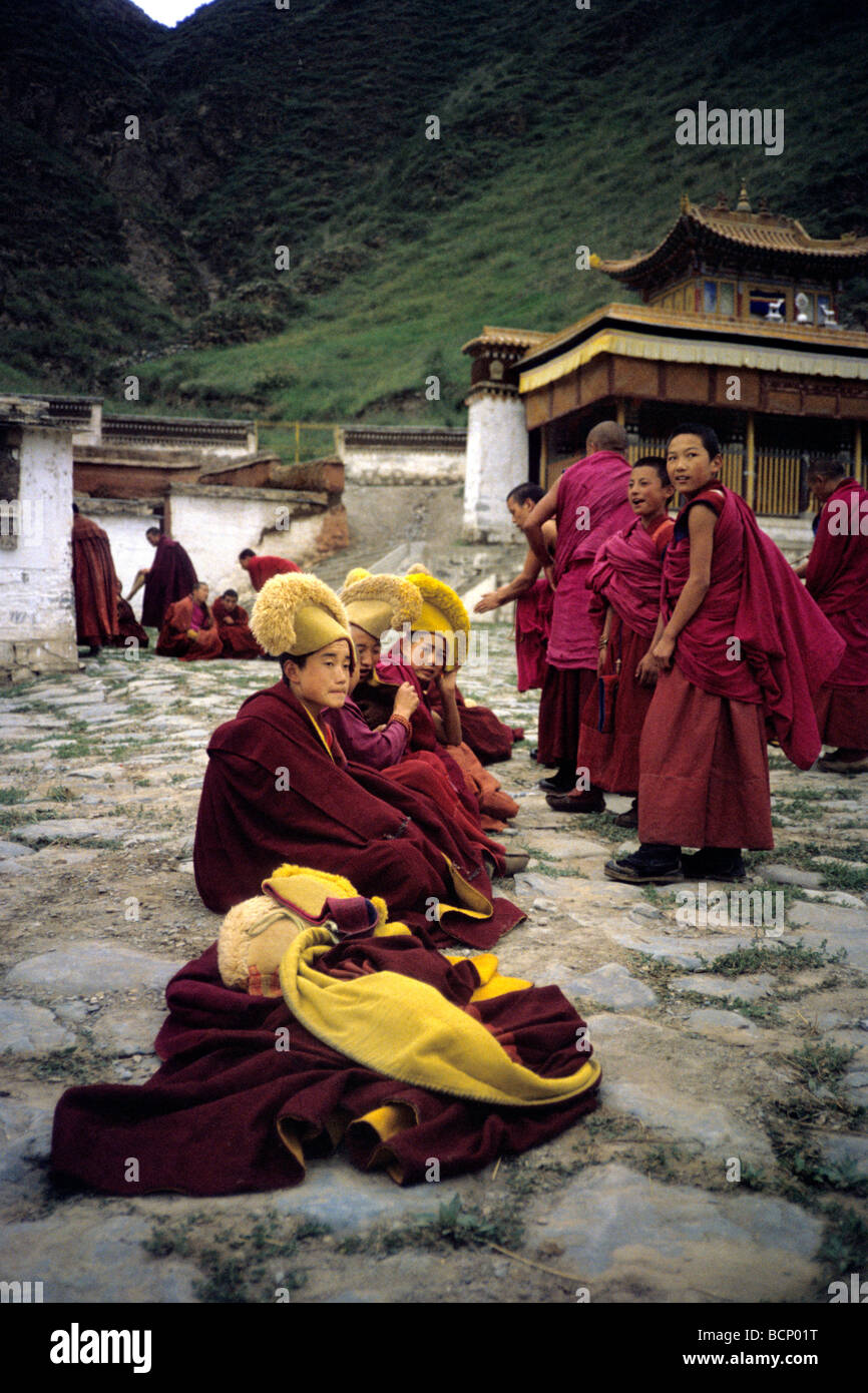 qinghai tibet Young monks to the Labrang Monastery Stock Photo - Alamy