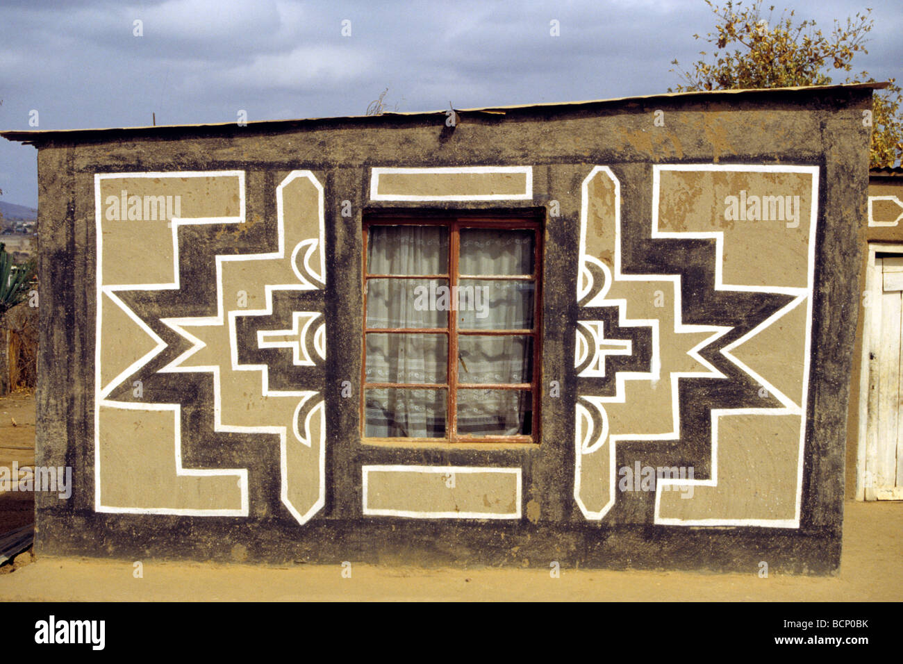 Ndebele house hi-res stock photography and images - Alamy