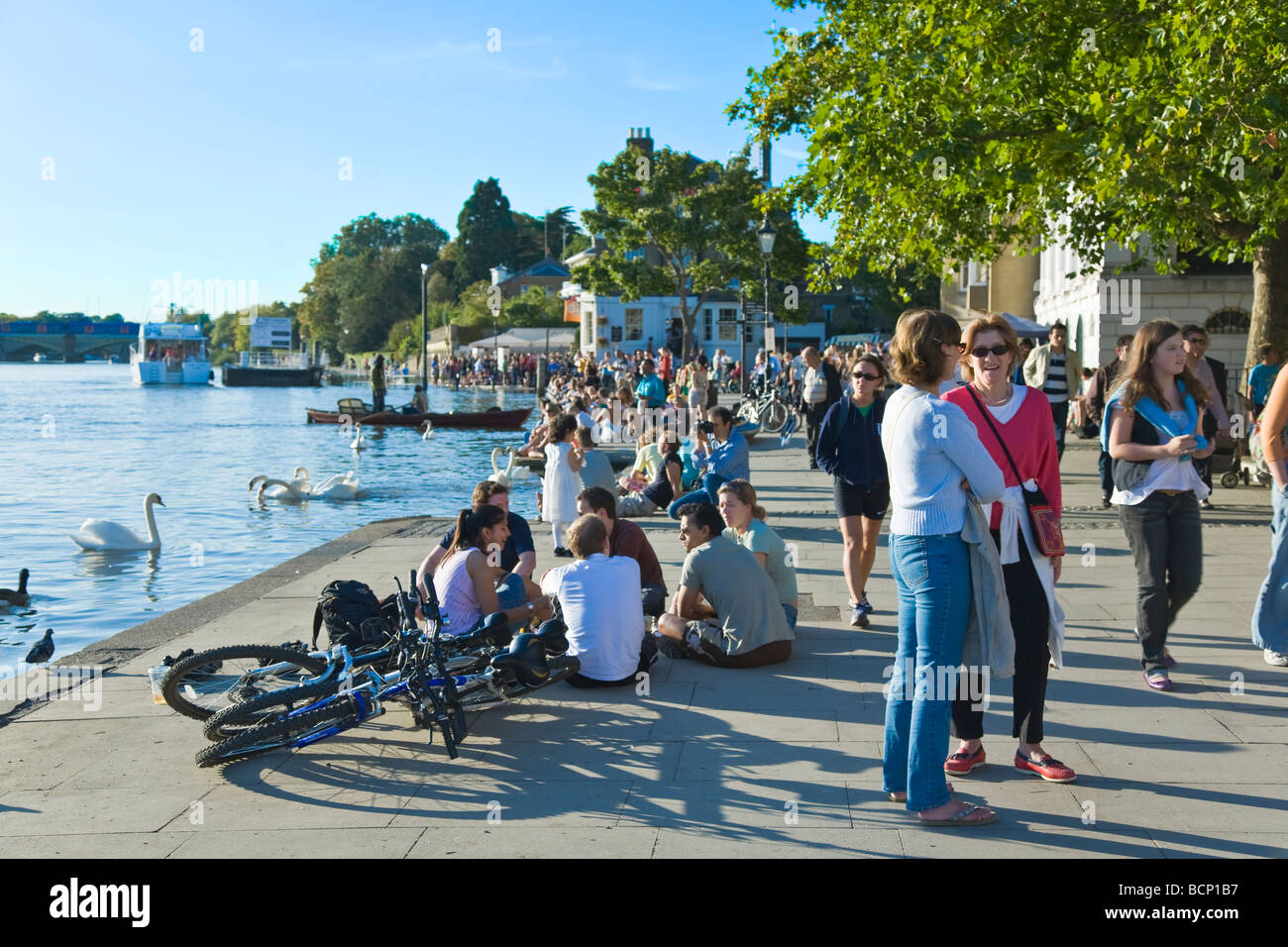 Riverside promenade thames hi-res stock photography and images - Alamy