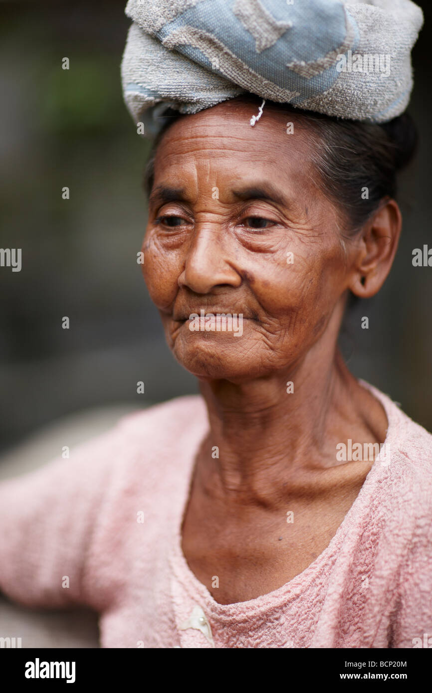 Woman carrying load head hi-res stock photography and images - Alamy