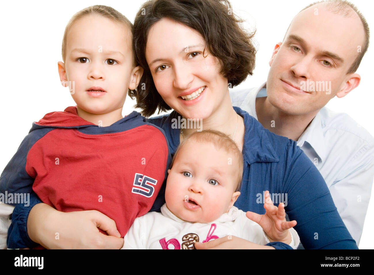 Lachende Eltern mit einem jungen Sohn und einem Baby Stock Photo - Alamy