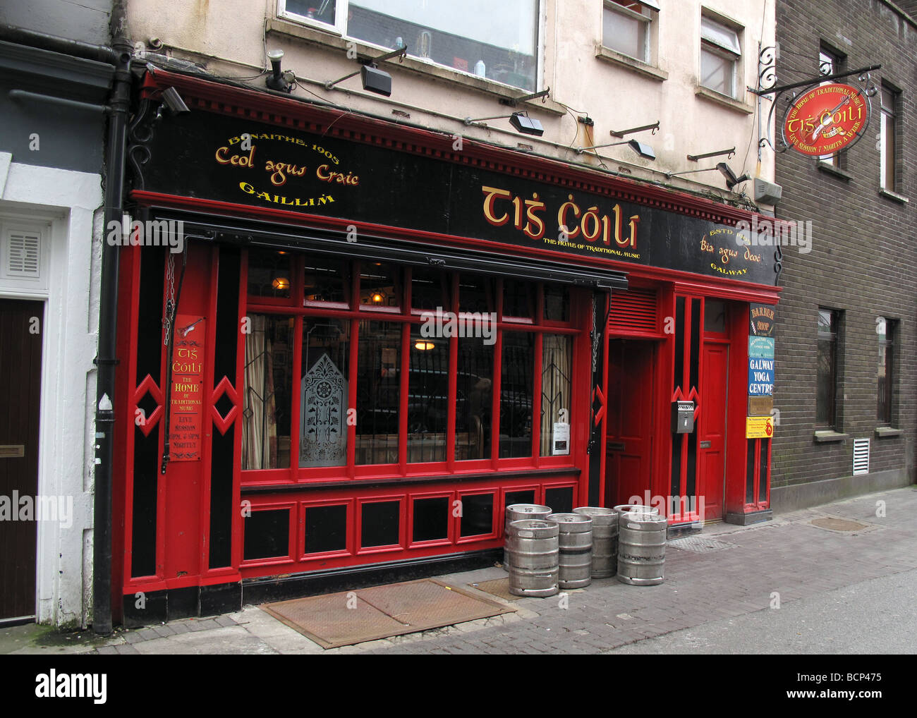 Irish pub in galway hi-res stock photography and images - Alamy