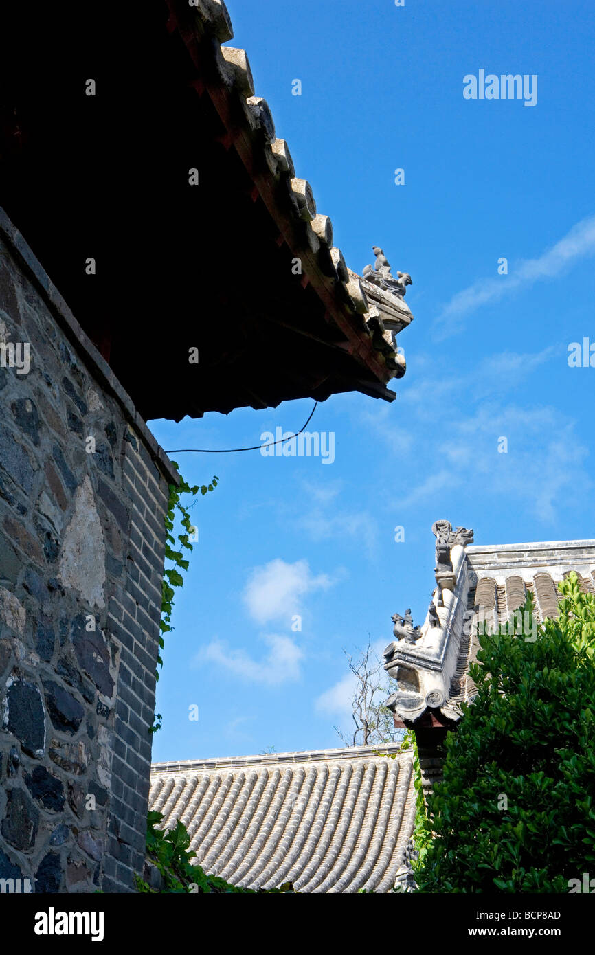 Mythical roof animals traditional architecture hi-res stock photography ...