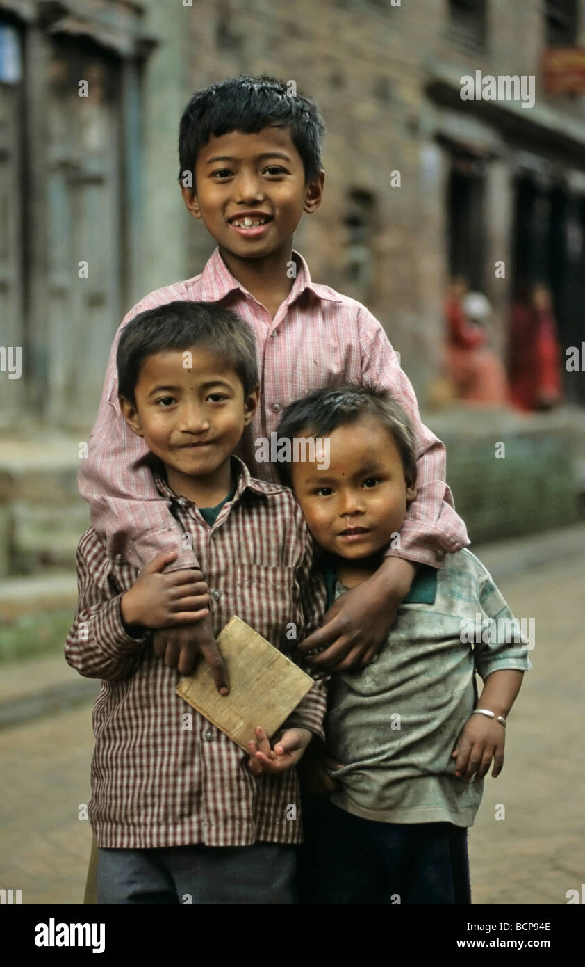 Nepal Drei Jungen Bhaktapur three nepalese boys standing together Stock ...
