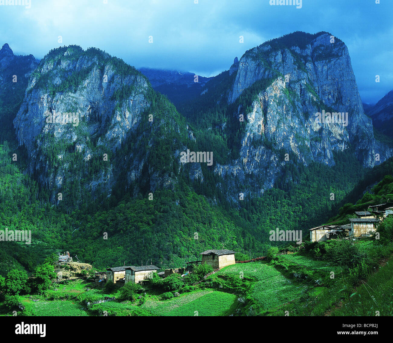 Shangri la ethnic village hi-res stock photography and images - Alamy