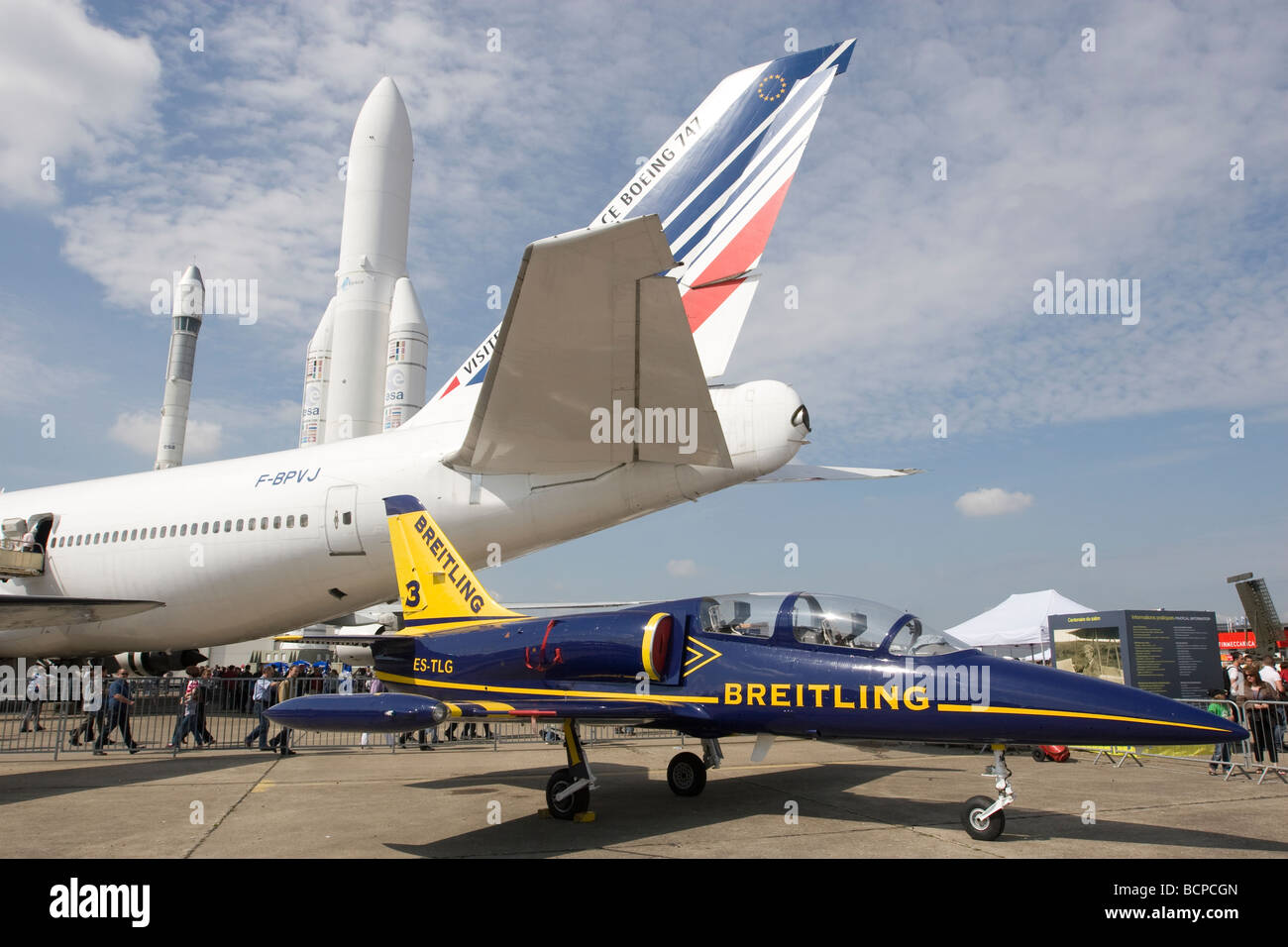 Airshow paris hi-res stock photography and images - Alamy