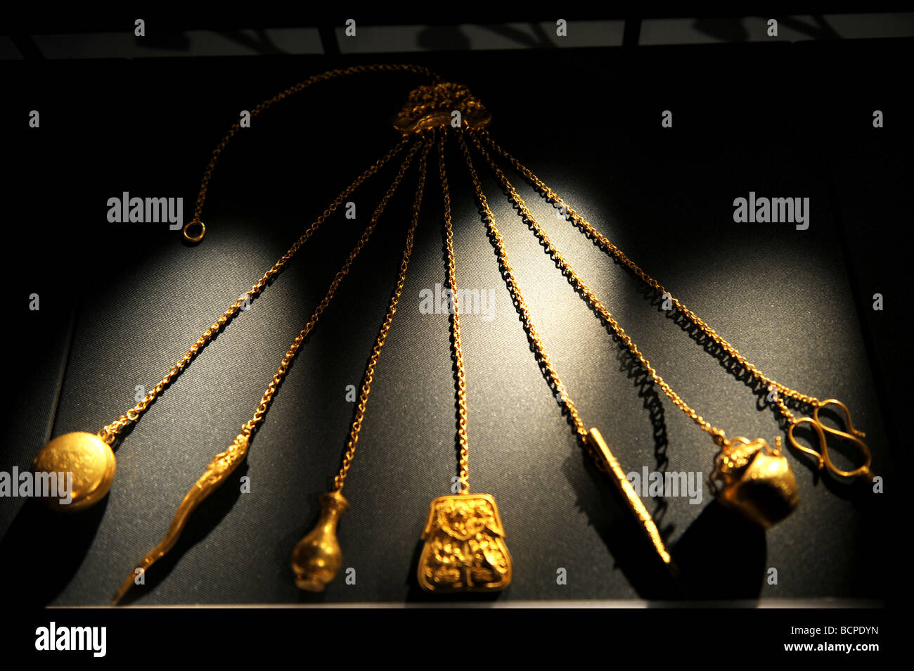 Gold chains hi-res stock photography and images - Alamy