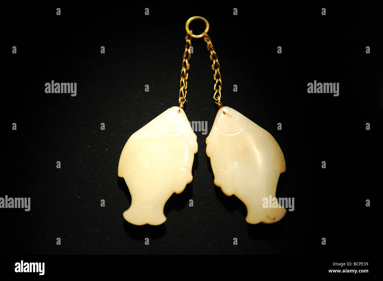 Gold chain chain hi-res stock photography and images - Alamy