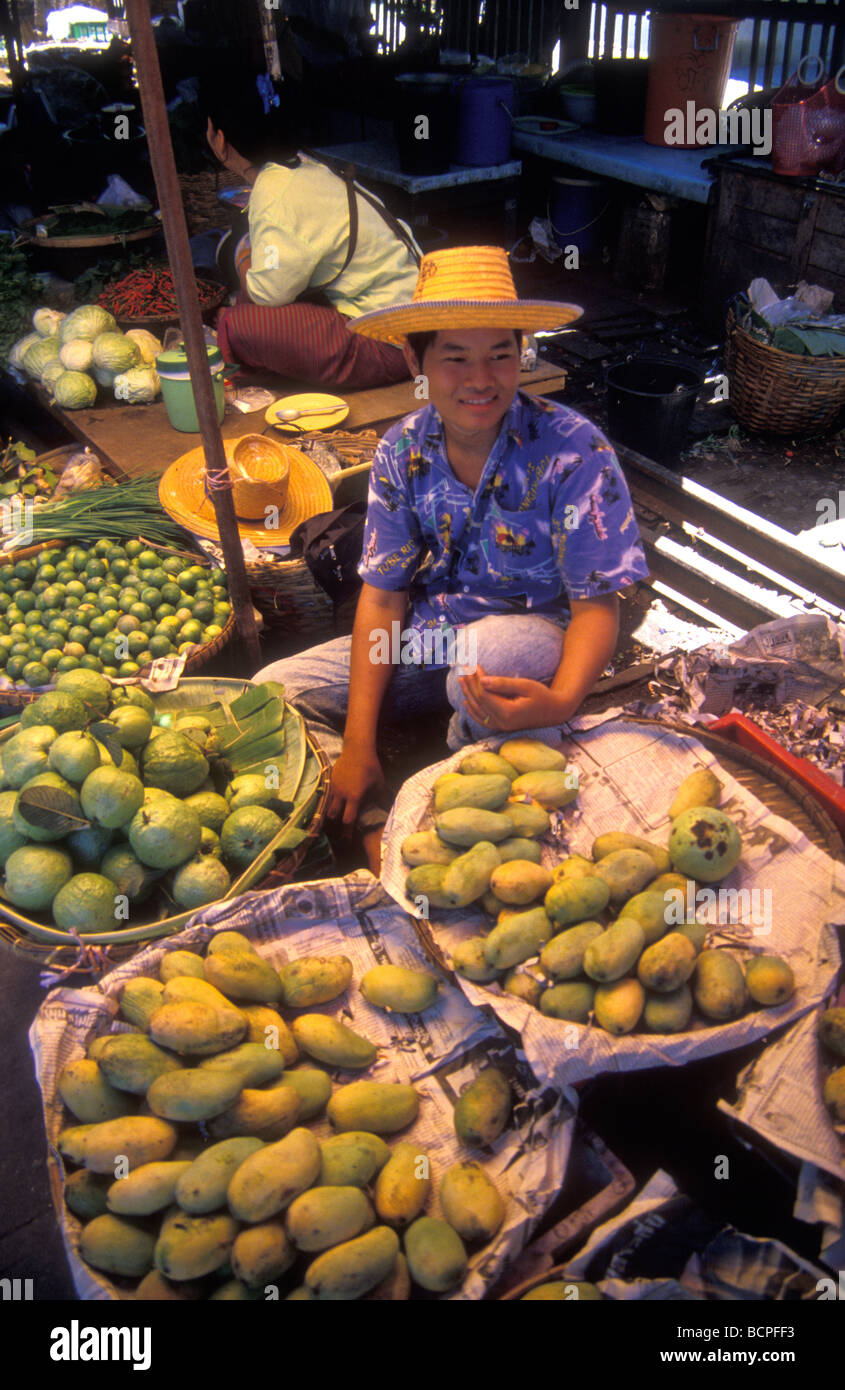 market scene mahachai thailand Stock Photo - Alamy