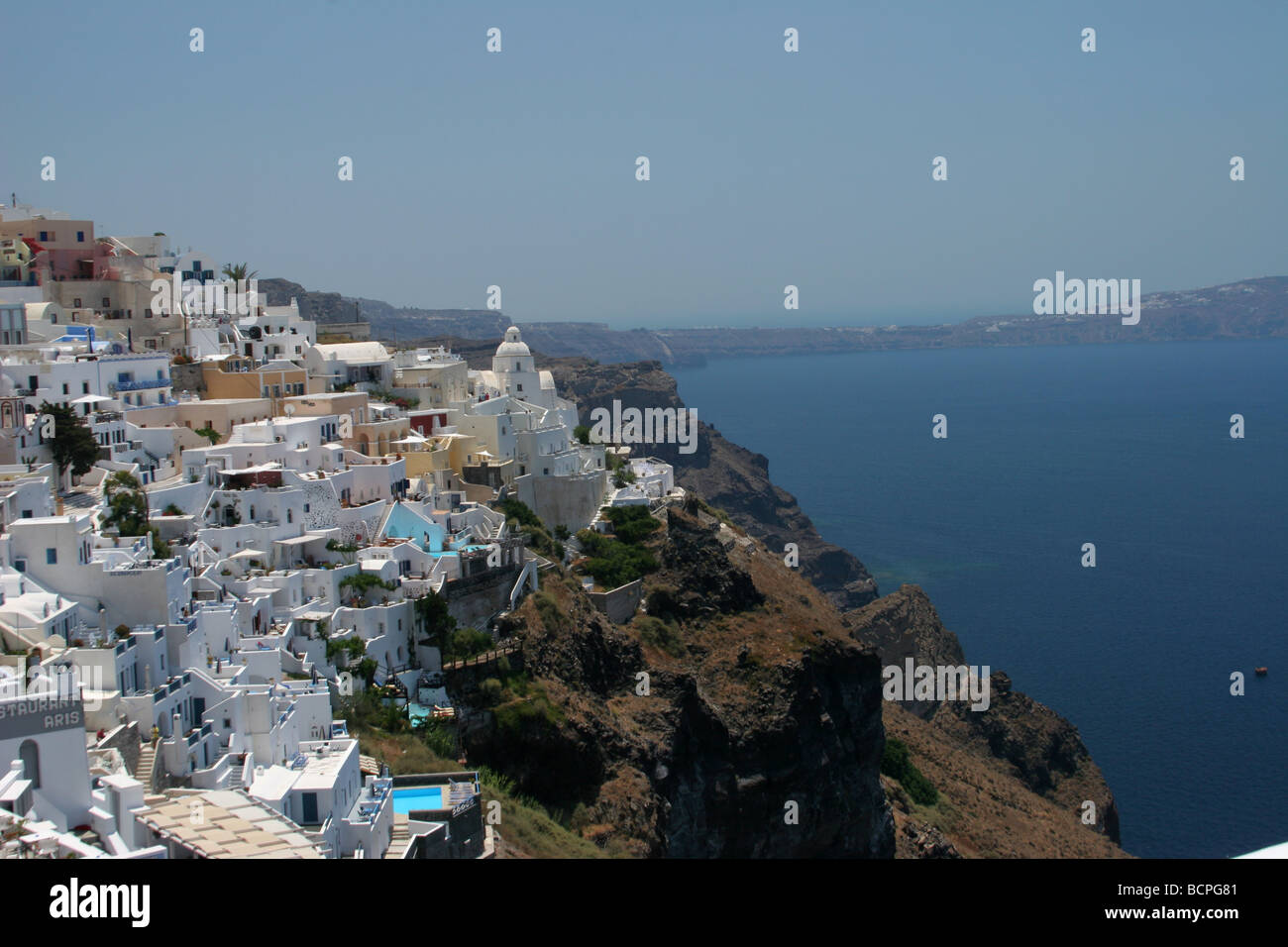 Santorini white buildings ocean hi-res stock photography and images - Alamy
