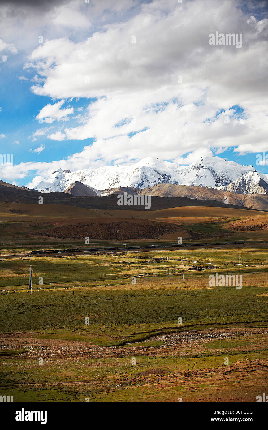 Majestic landscape of Tibetan Plateau and Qingzang Railway track, Tibet ...