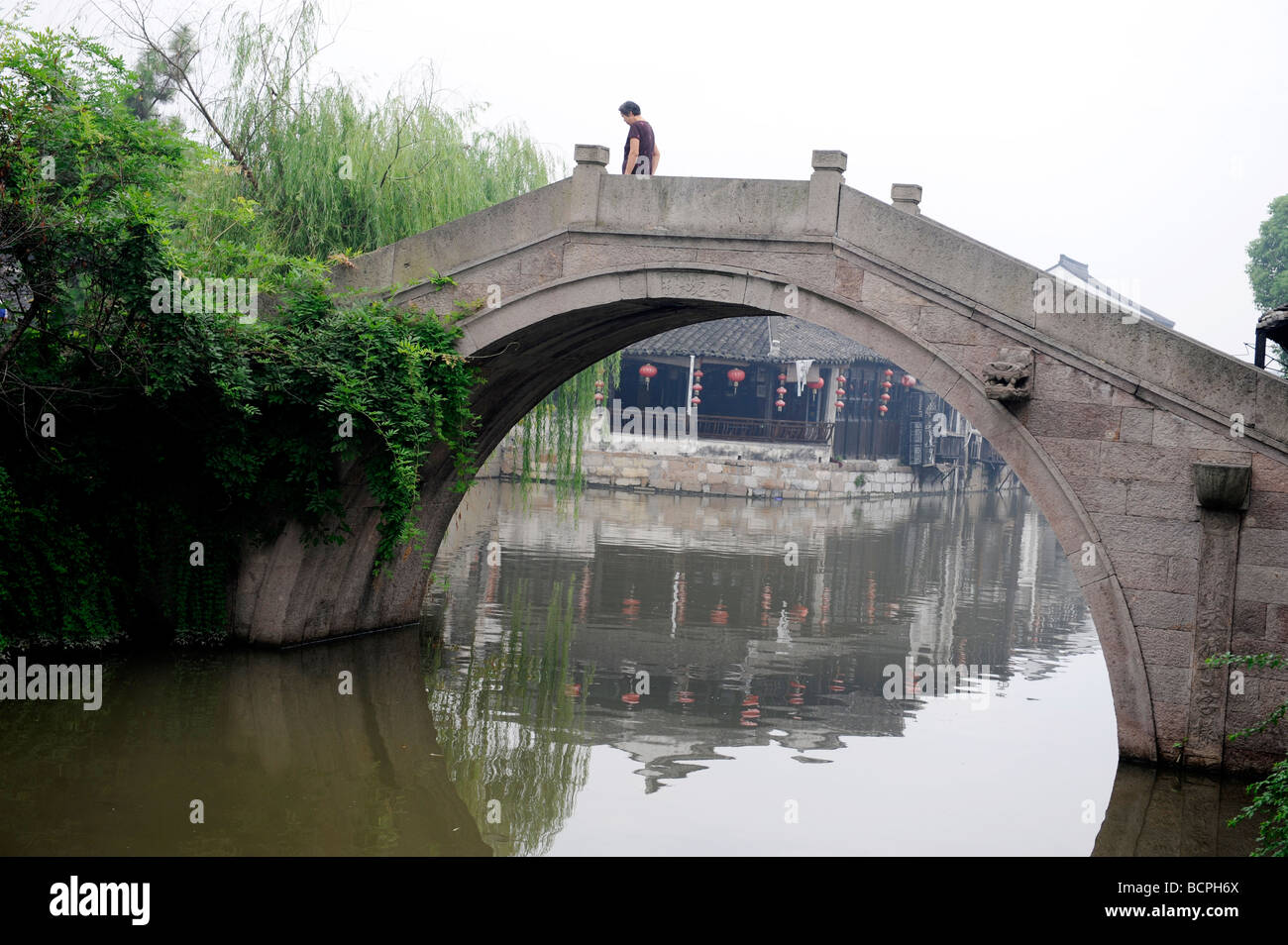 Arched bridge stone lantern hi-res stock photography and images - Alamy
