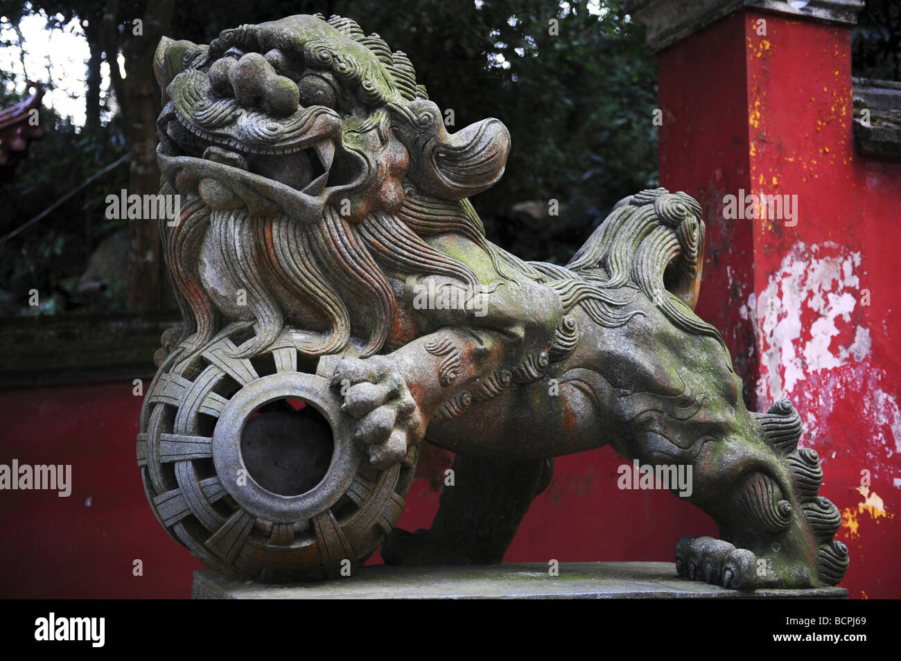 Stone lion hi-res stock photography and images - Alamy