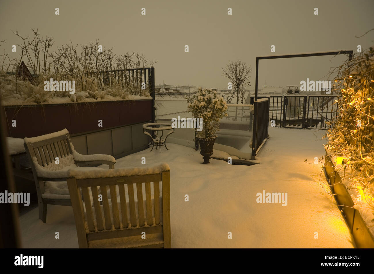 Dachgarten im Winter Rooftop Garden in Winter Stock Photo - Alamy