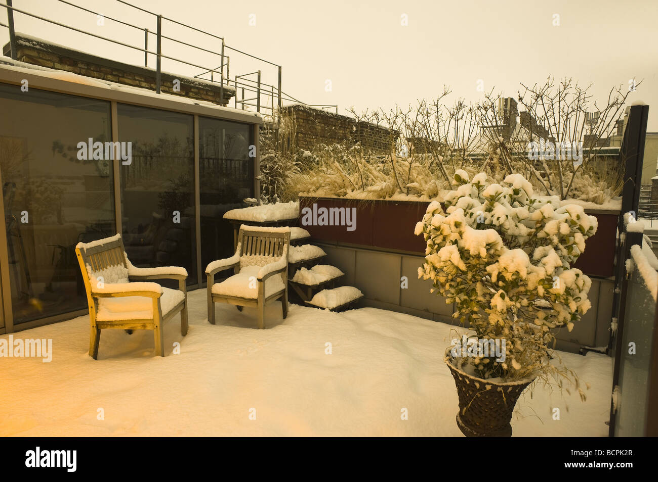Dachgarten im Winter Rooftop Garden in Winter Stock Photo - Alamy