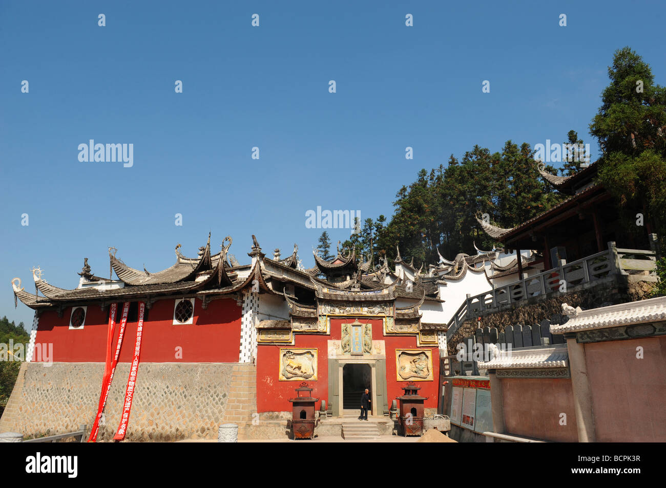 Front gate of Linshui Taoist Temple, Daqiao Village, Gutian, Fujian ...