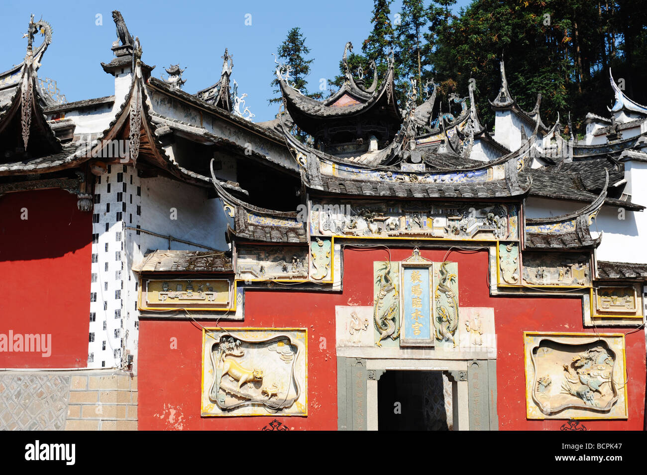 Front gate of Linshui Taoist Temple, Daqiao Village, Gutian, Fujian ...