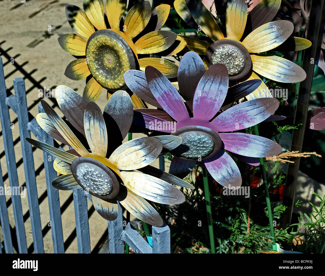 Metal flowers hi-res stock photography and images - Alamy
