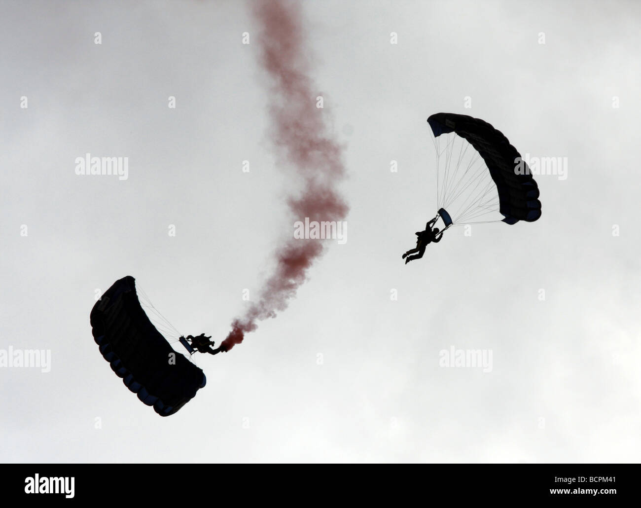 Parachute army hi-res stock photography and images - Alamy