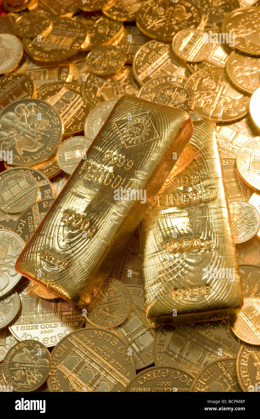 Zwei Goldbarren auf Münzen two Gold Bars on Gold Coins Stock Photo - Alamy