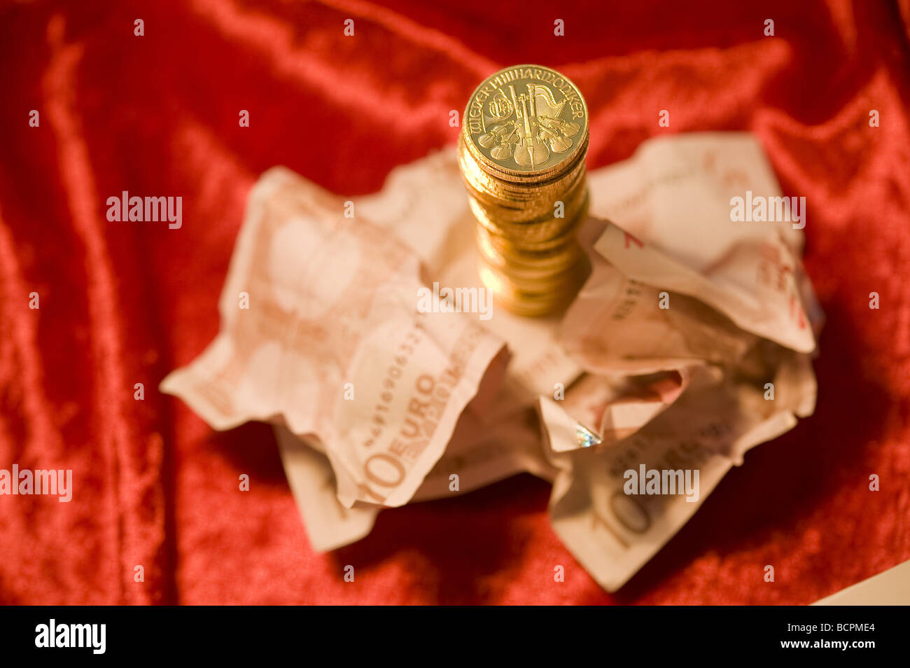 Gold und Papiergeld Gold Coins and Euro Banknotes Stock Photo - Alamy