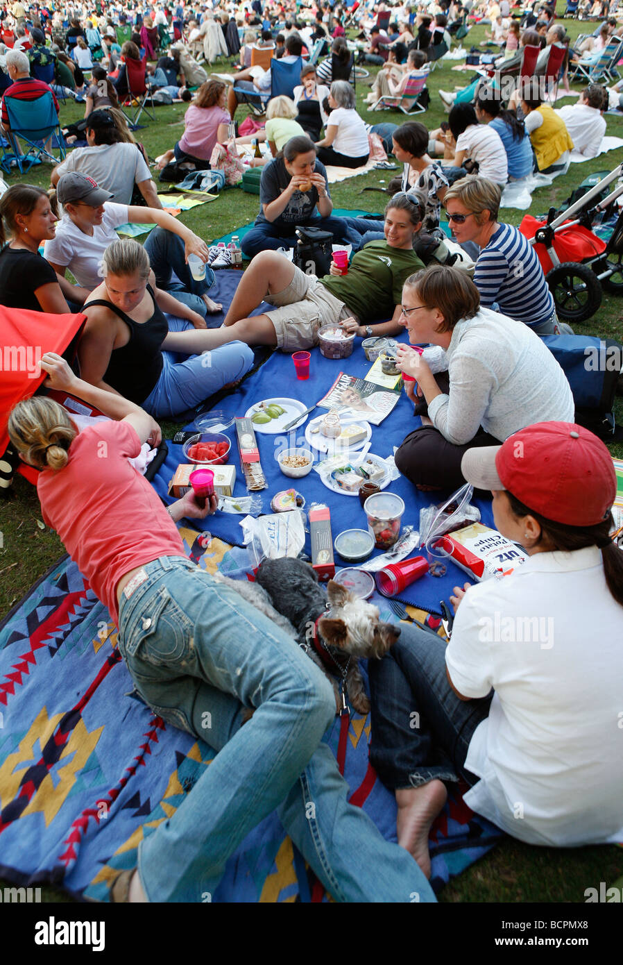 Outdoor audience hi-res stock photography and images - Alamy