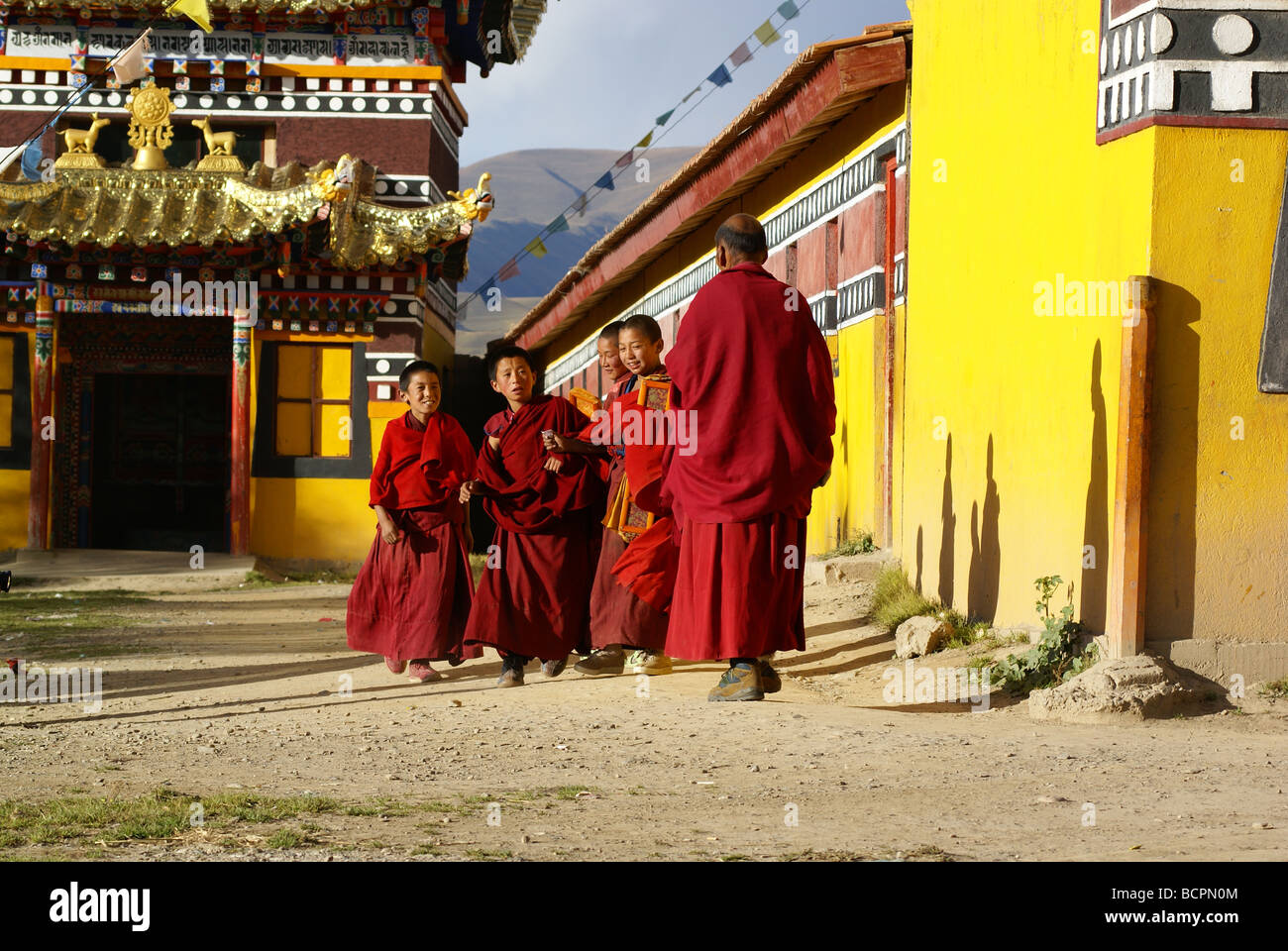 Monks greeting hi-res stock photography and images - Alamy