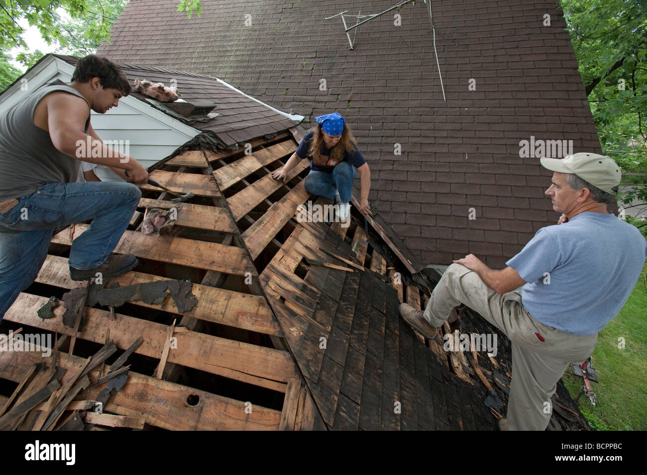 Volunteers from United Methodist church repair damage from Cedar Rapids ...