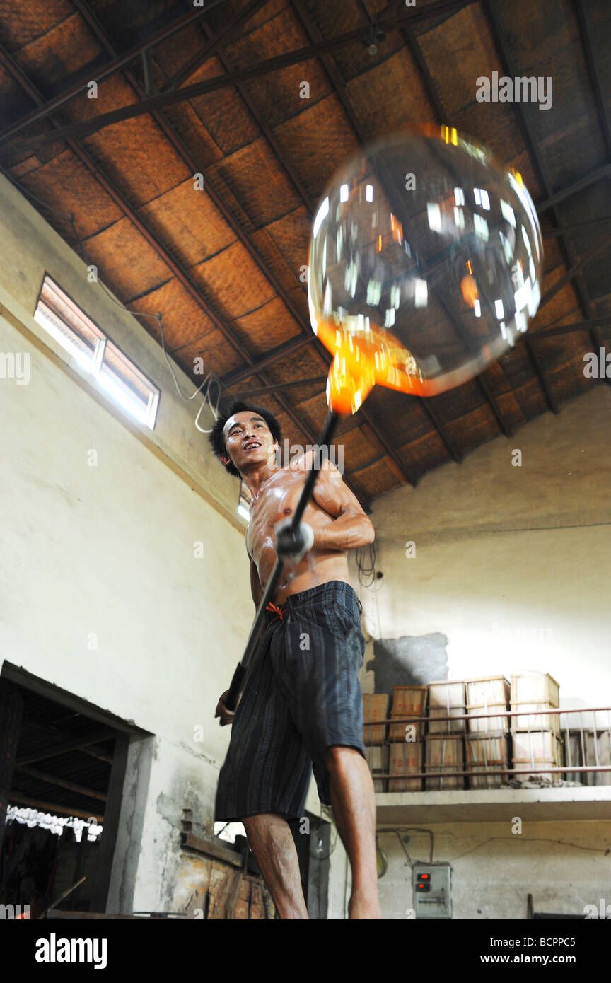 Bare backed glass shaping melted glass into glass bottle, Huayang Glass ...