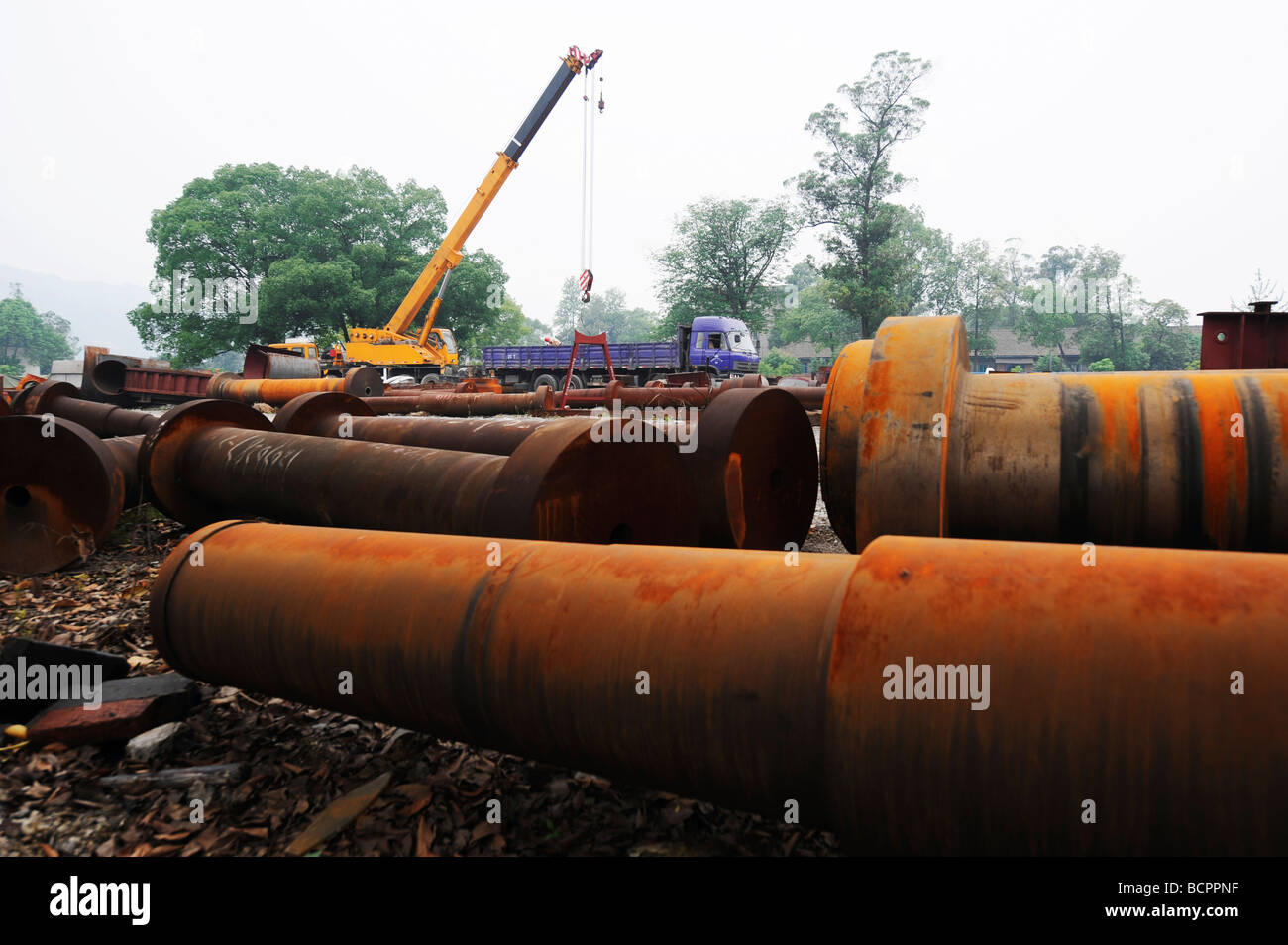 Crane moving pipe hi-res stock photography and images - Alamy
