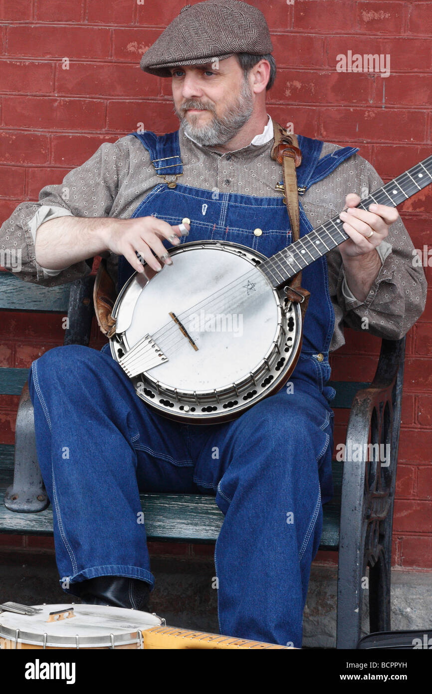 One man band street musician hi-res stock photography and images - Alamy