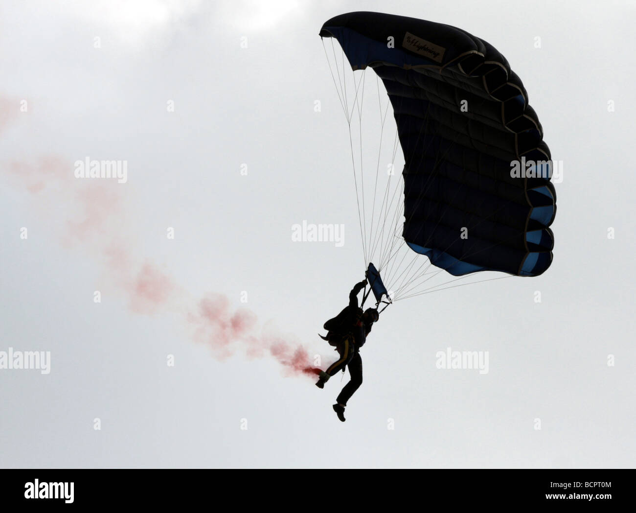 Parachute army hi-res stock photography and images - Alamy