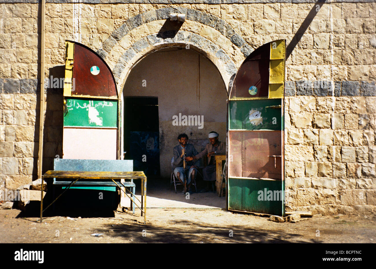 Sada Yemen Metal Doors Open Stock Photo - Alamy