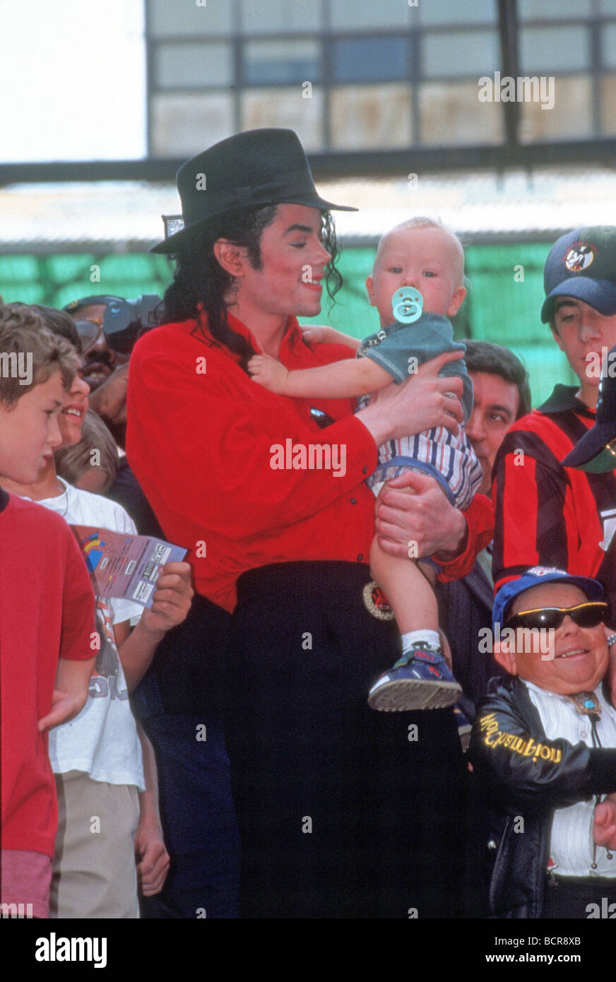 MICHAEL JACKSON with orphans in Budapest in 1996 Stock Photo - Alamy