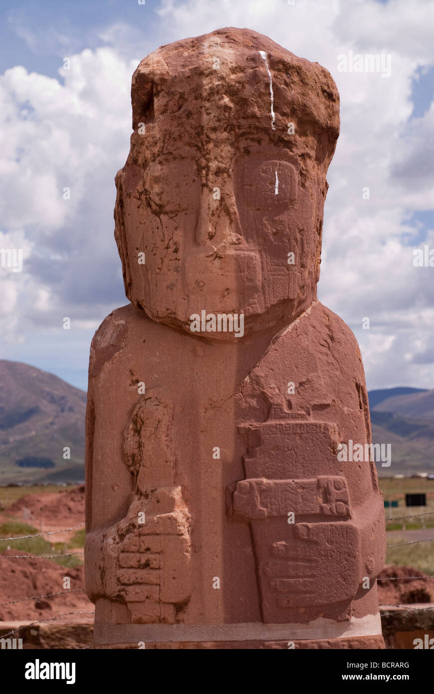 Tiwanaku Culture Statue Stock Photo - Alamy