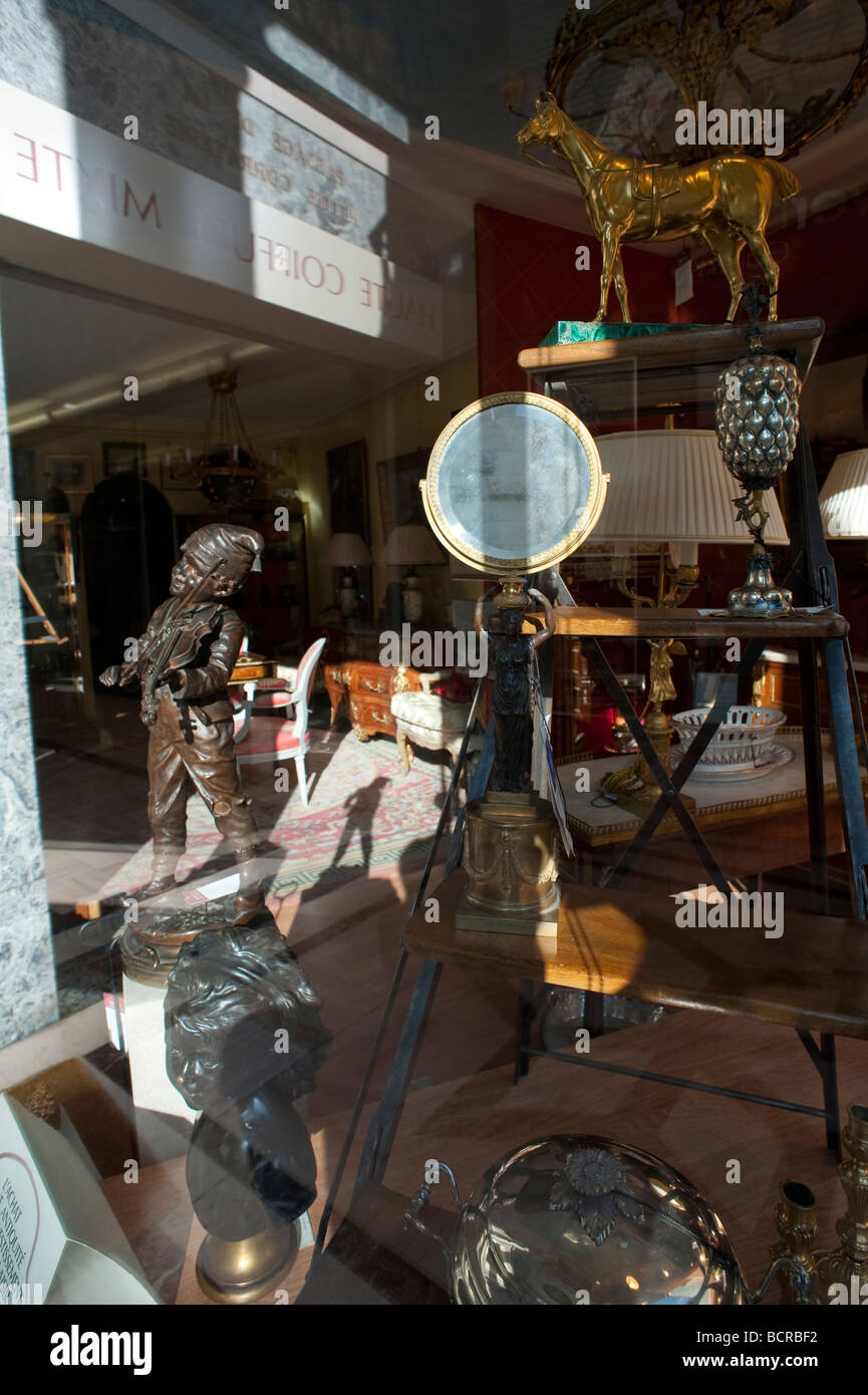 Statue shop hi-res stock photography and images - Alamy