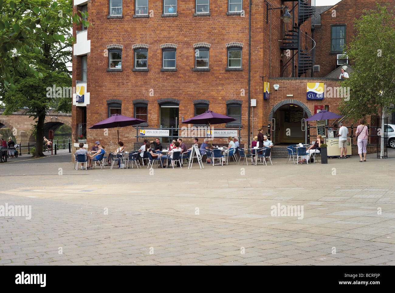 pavement cafe restaurant alongside the river severn worcester Stock ...