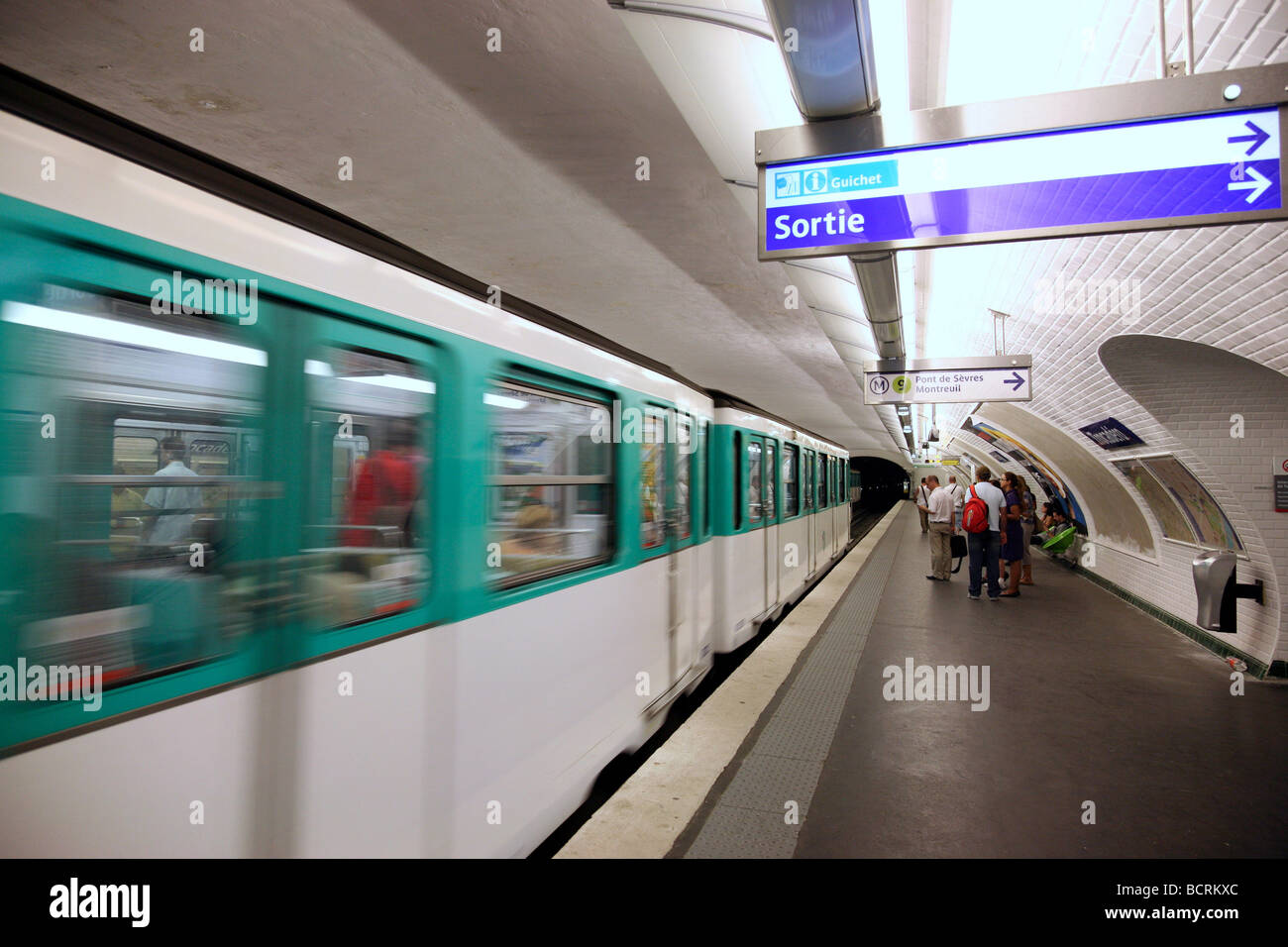 Paris metro station hi-res stock photography and images - Alamy