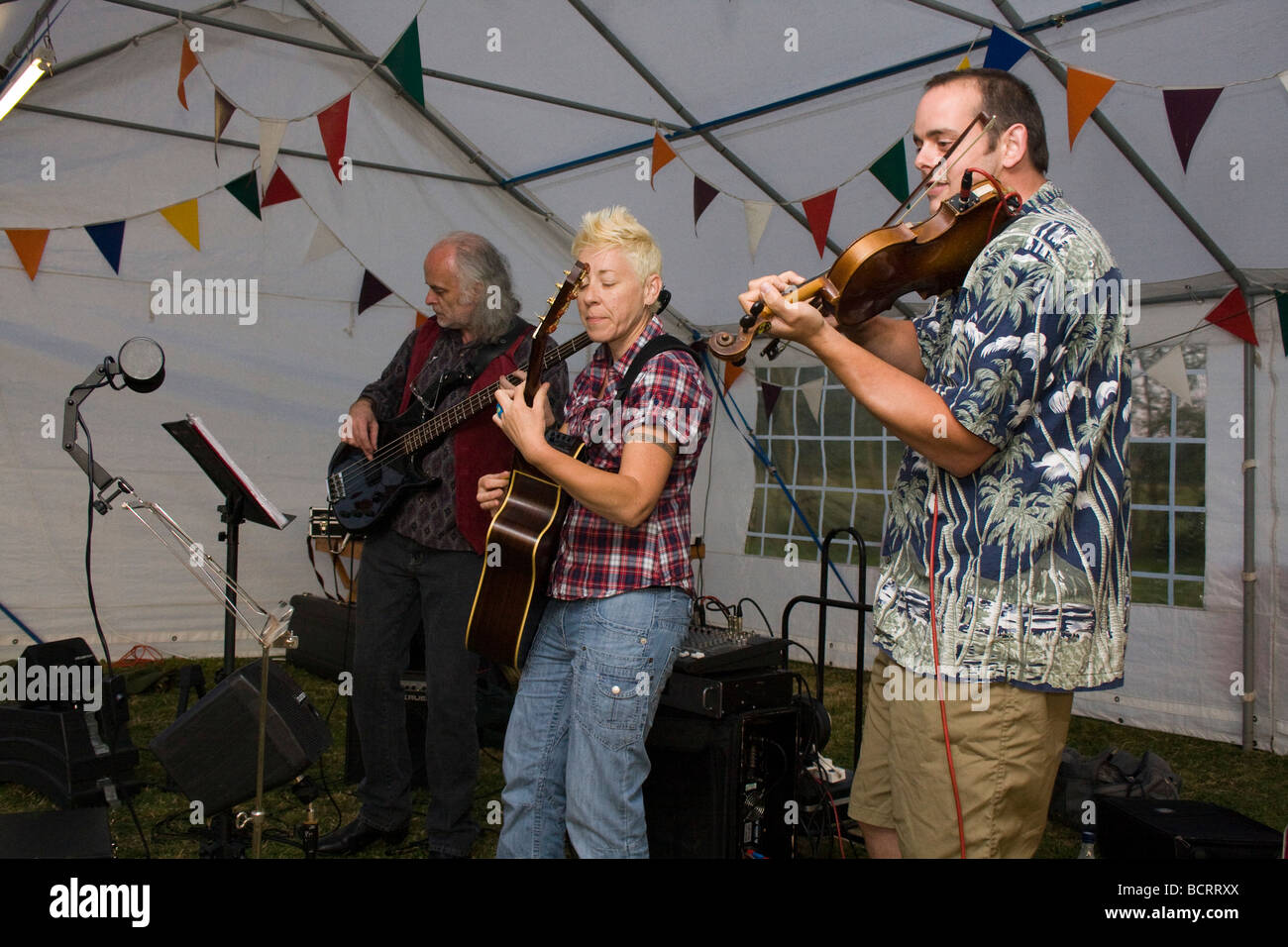 Fiddle band dancing hi-res stock photography and images - Alamy