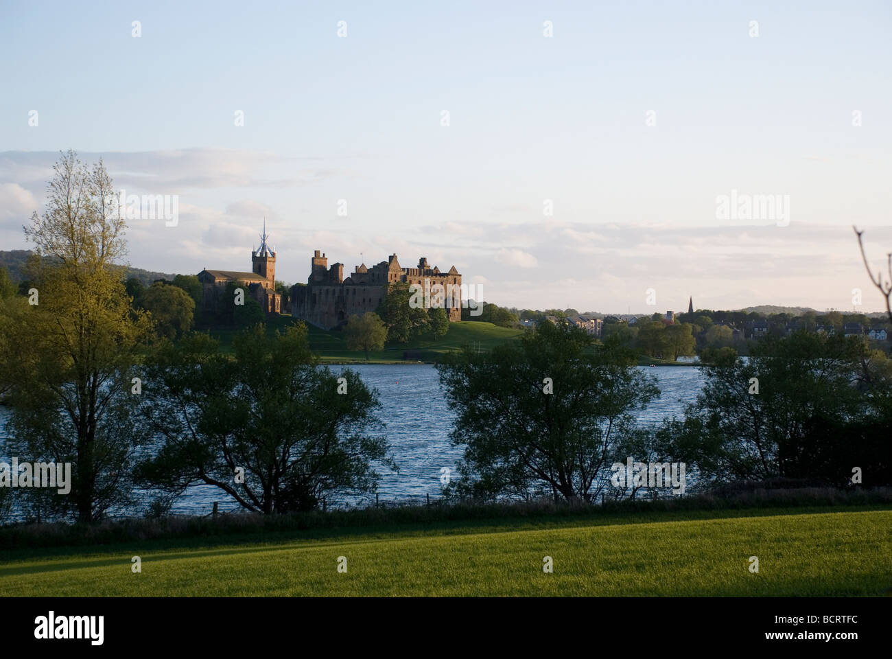 Linlithgow loch and Palace Stock Photo - Alamy