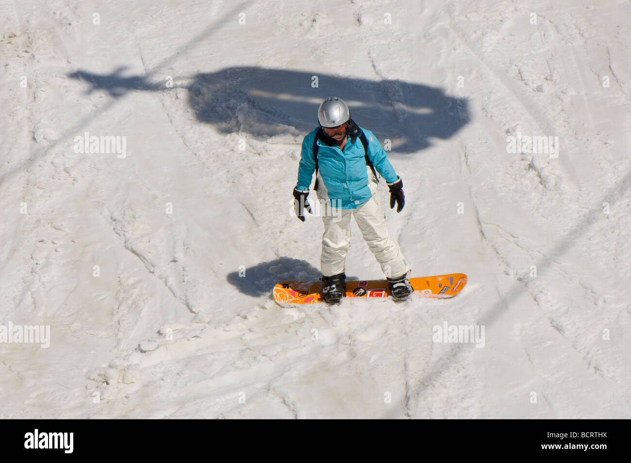 Girl snow boarding hi-res stock photography and images - Alamy