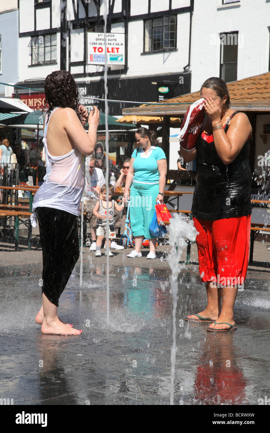 Women at the fountain hi-res stock photography and images - Alamy