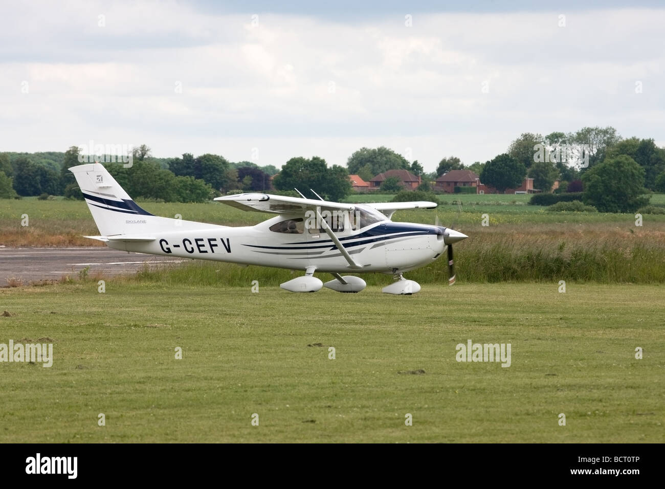 Cessna 172T Skylane G-CEFV taxiing in from runway after landing at ...